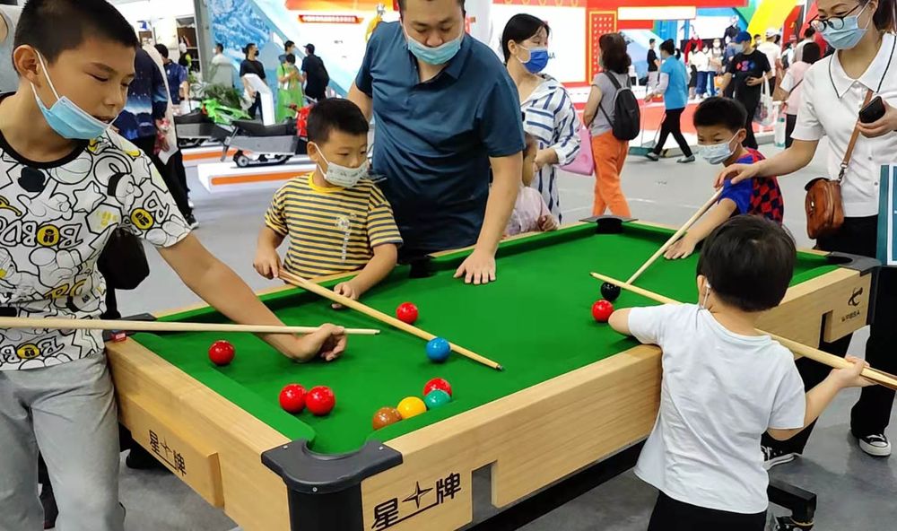 Chinese Kids Play Snooker At CIFTIS - World Snooker Tour