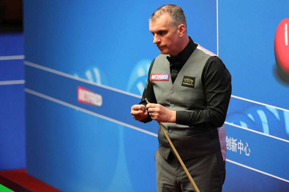 Davis Edges Ahead Against Murphy - World Snooker Tour