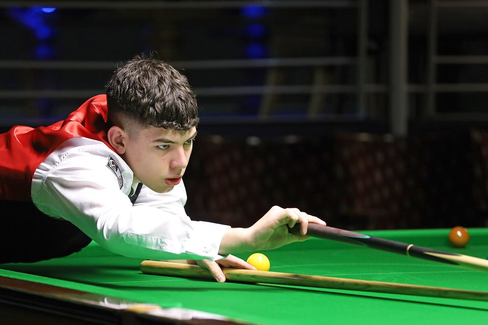 Davies Underway With Win - World Snooker Tour