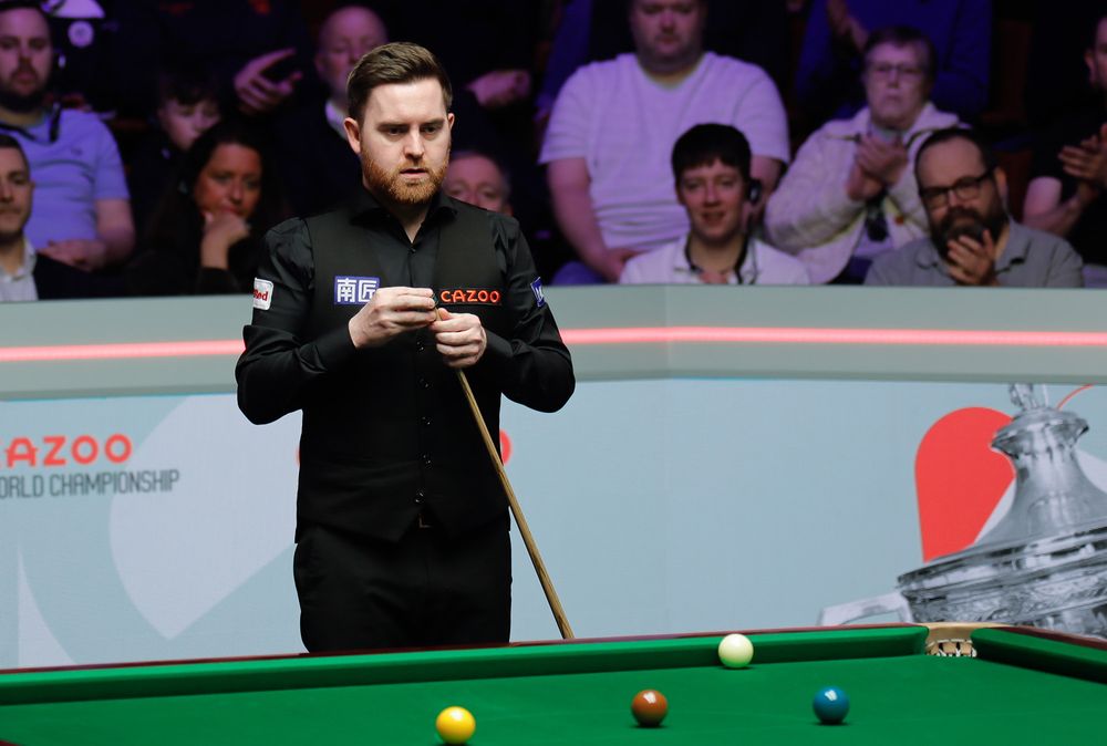 Giant-Killer Jones Ahead Of Bingham - World Snooker Tour